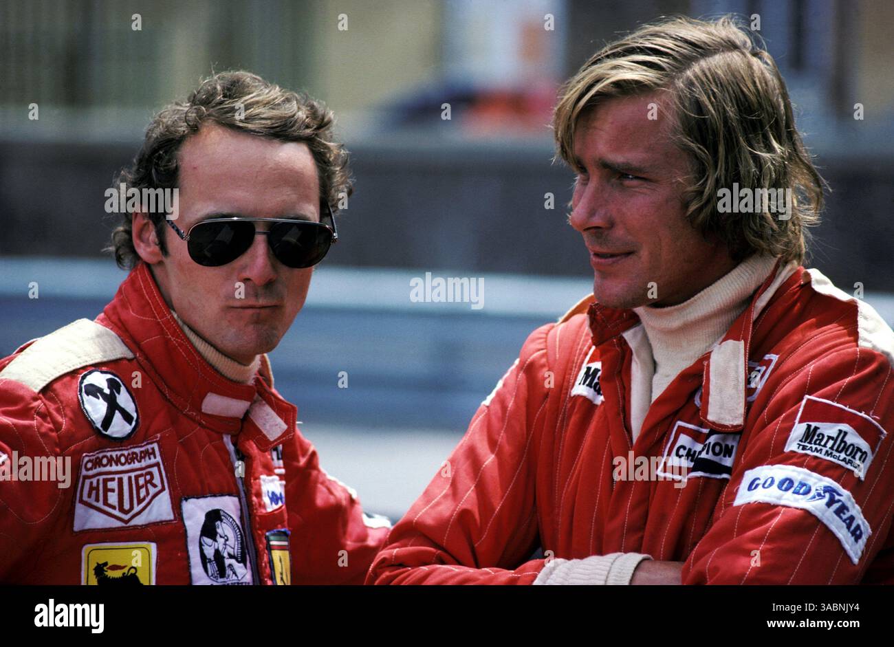 Season long rivals (L to R): Niki Lauda (AUT) Ferrari, who won the race ...