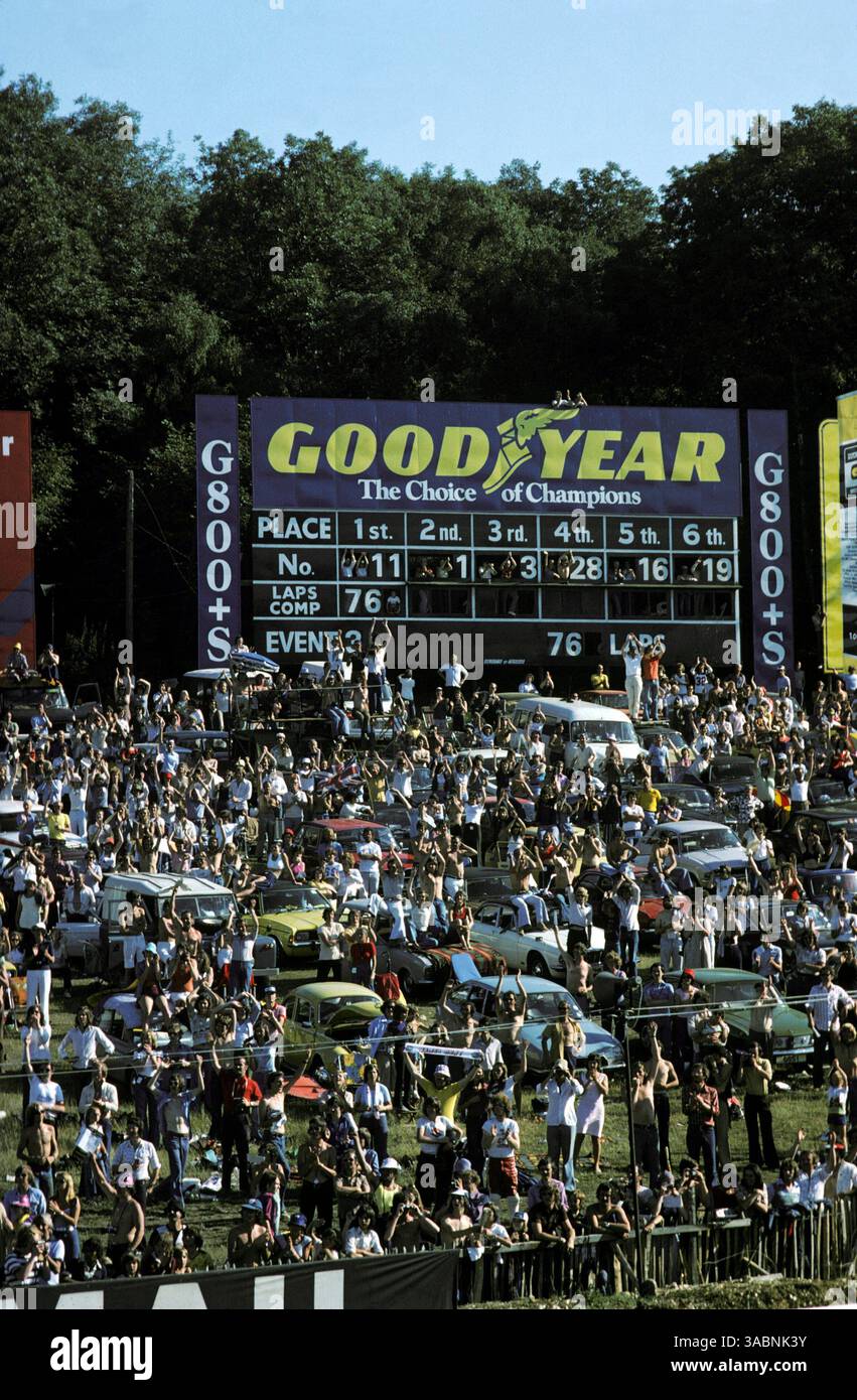 The British crowd celebrates an apparent victory for local hero James ...