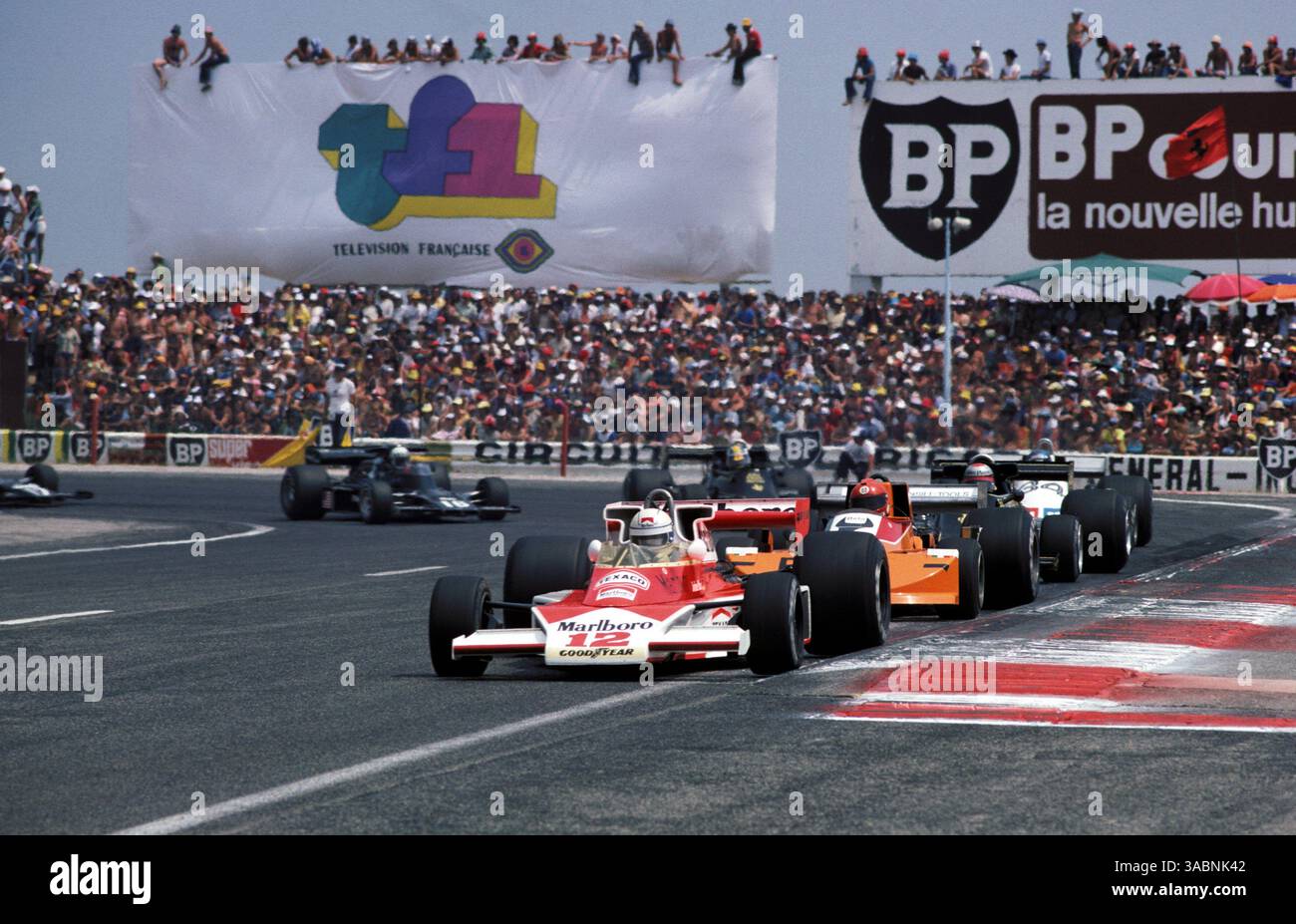 F1 cars battle hi-res stock photography and images - Alamy