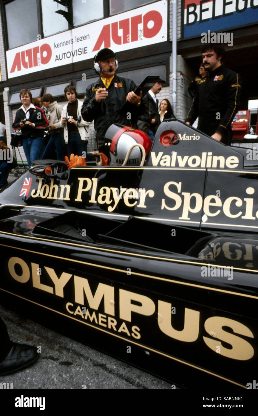 Race winner Mario Andretti (USA) Lotus 79 talks with Colin Chapman (GBR ...