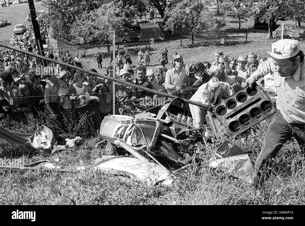 The remains of the Penske March 751 of Mark Donohue (USA) after he ...