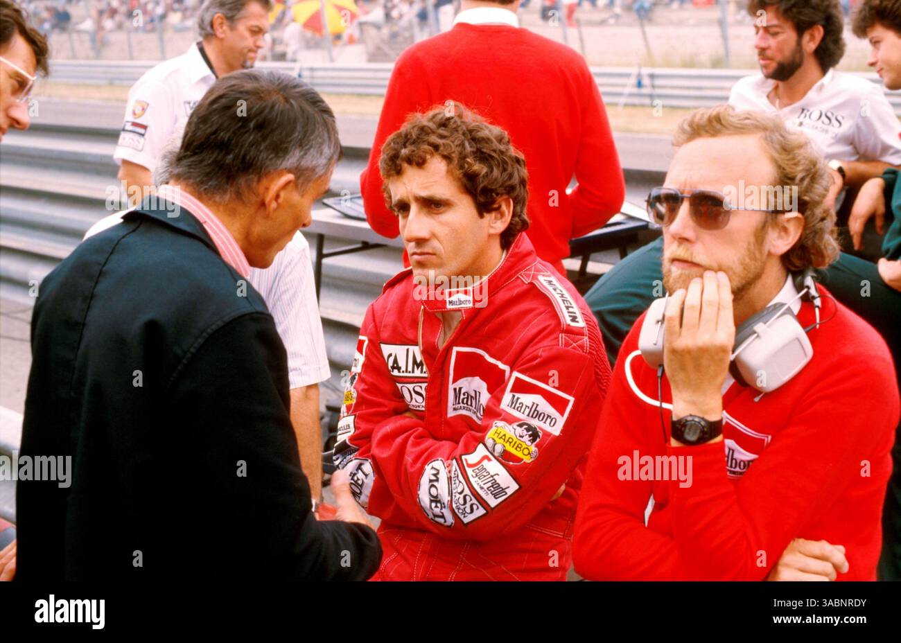 Alain Prost (FRA) McLaren MP4/2, centre with Pierre Dupasquier of ...