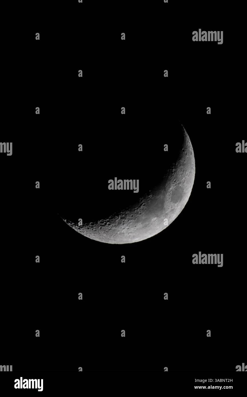 Der Mond ist am Nachthimmel als Sichel zu sehen. Rottweil Baden ...