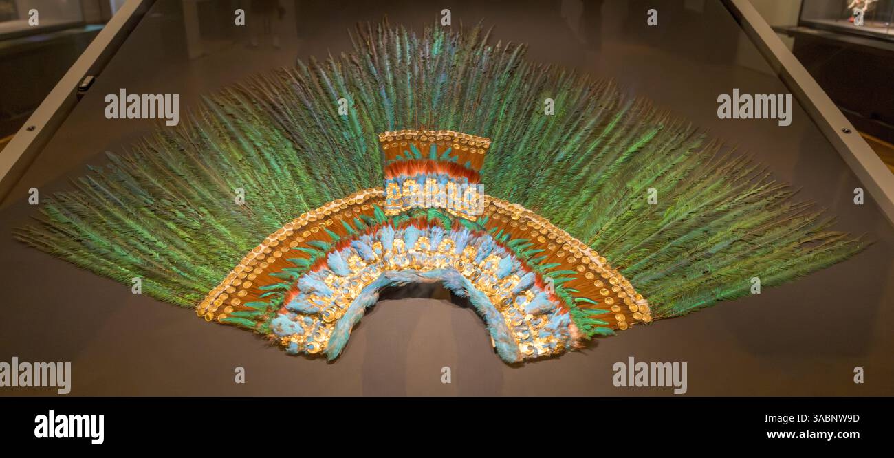 Aztec emperor Moctezuma's headdress, made of quetzal feathers ...