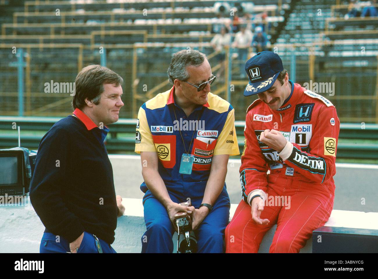 Left to right, Patrick Head , ???, and Nigel Mansell (GBR).Formula One ...