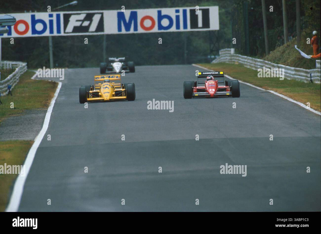 Winner Gerhard Berger (AUT) Ferrari F1/87 races with 2nd place Ayrton ...