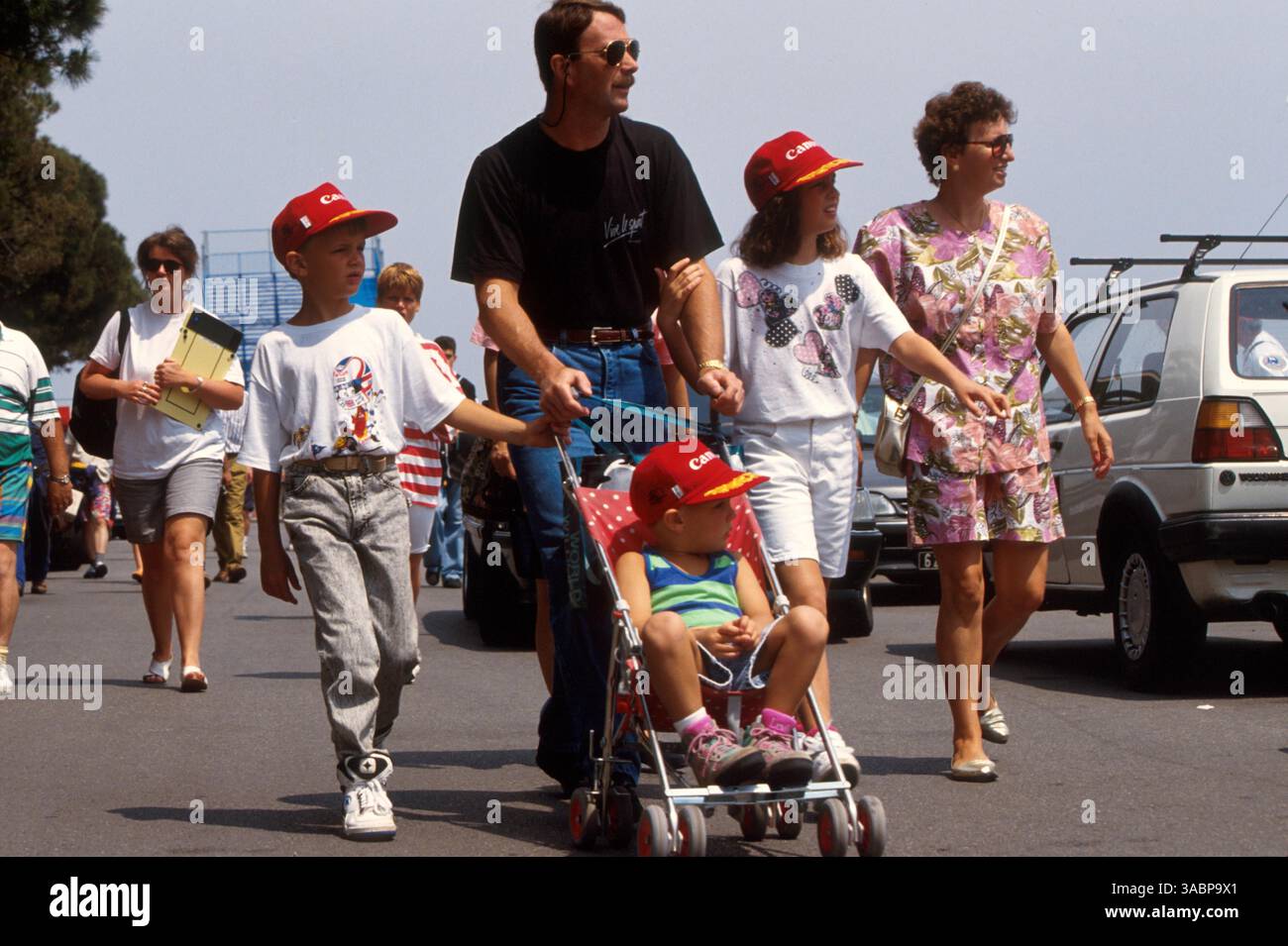 Nigel Mansell (GBR) (Centre) with wife Roseanne (right) and family ...