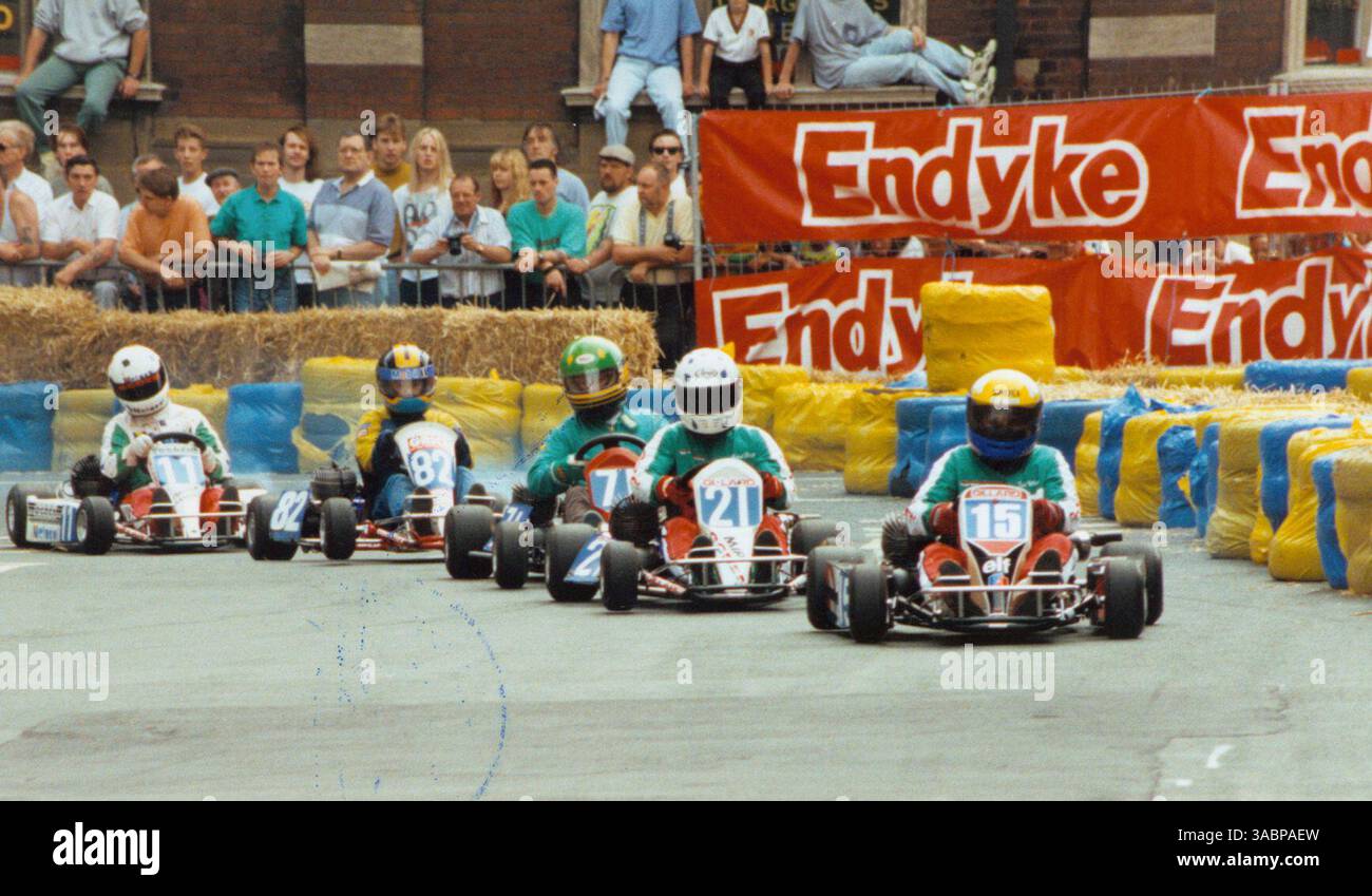 Justin Wilson (GBR) leads the pack, including BAR Honda Test driver ...