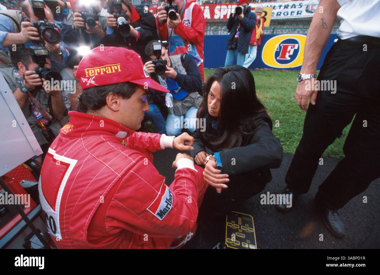 Jean Alesi (FRA) Ferrari 412T2 discusses his times with his girlfriend ...