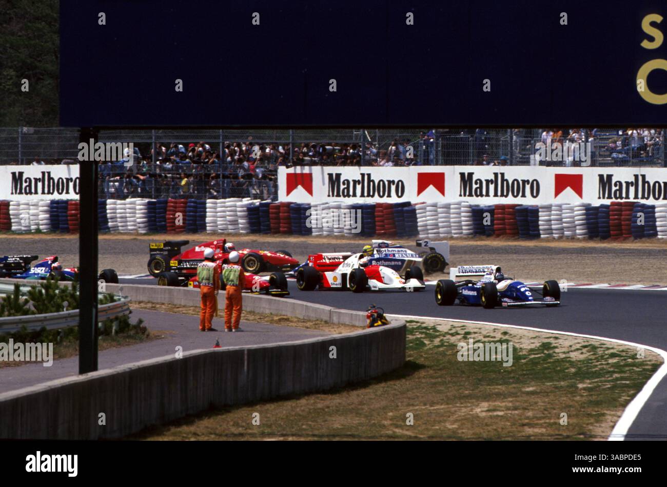 Damon Hill (GBR) Williams FW16 leads Martin Brundle (GBR) McLaren MP4/9 ...
