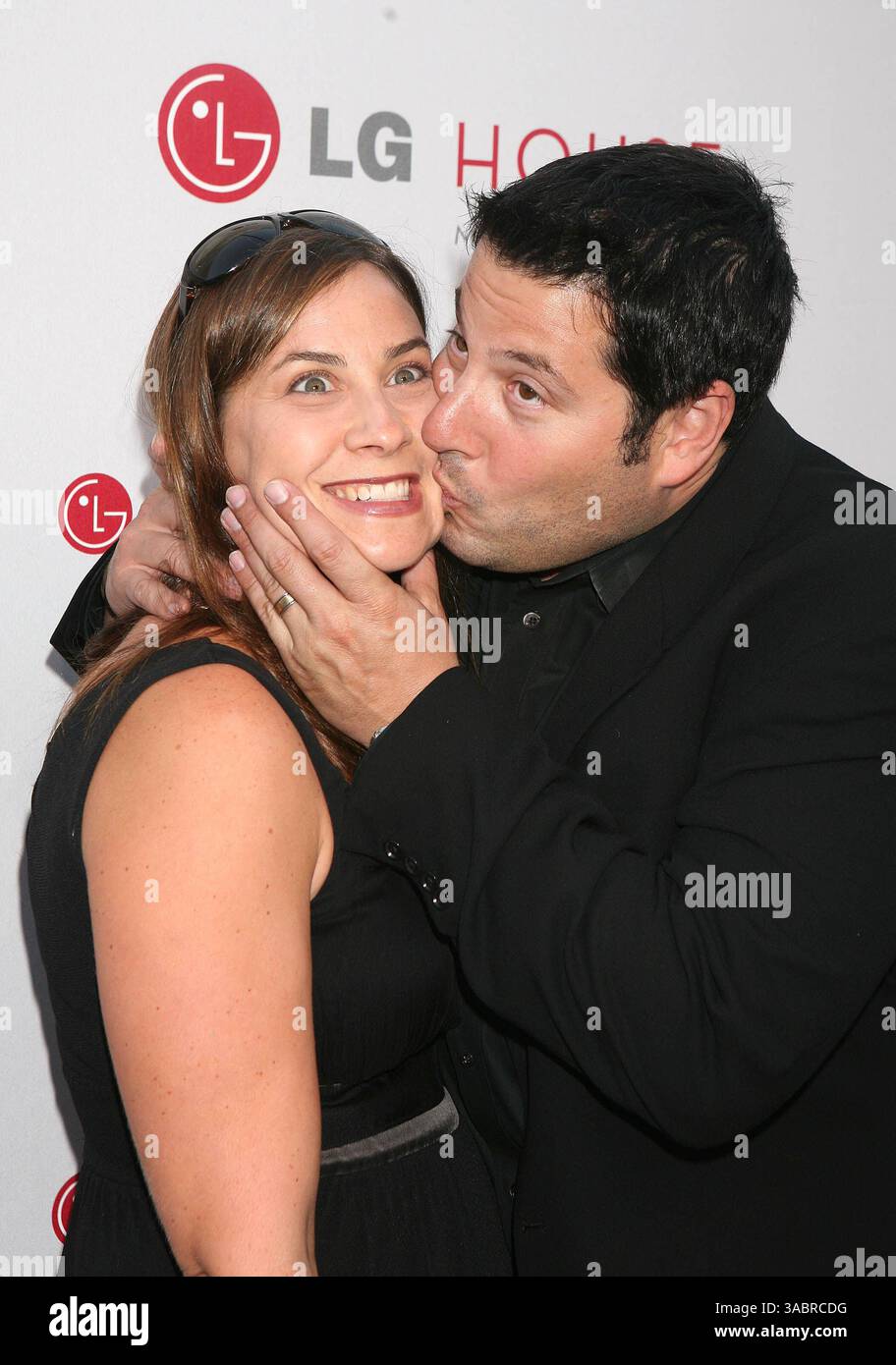 Aug 02, 2007 - Malibu, CA, USA - Actor GREG GRUNBERG kisses wife ...