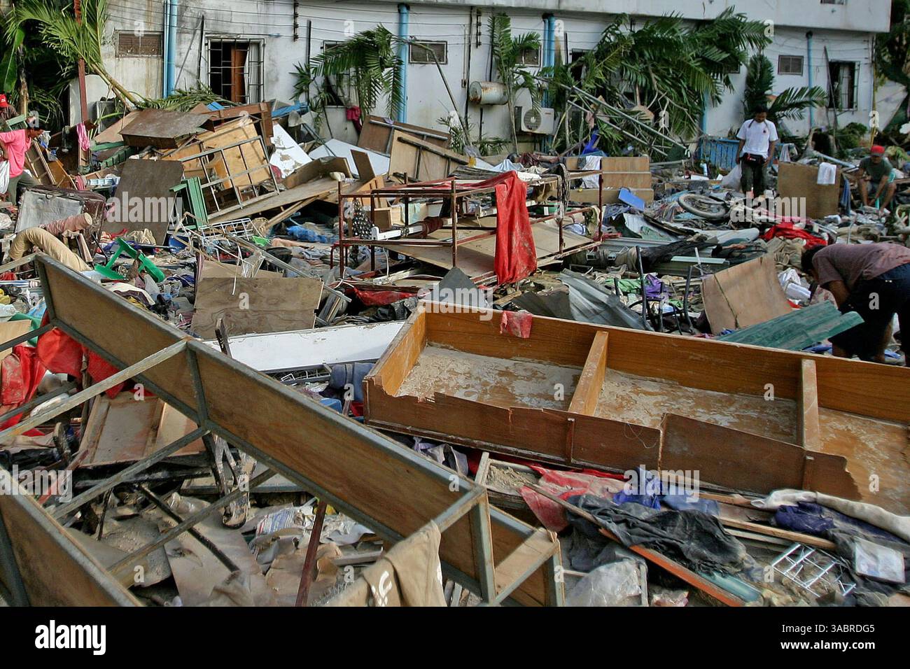 Dec 29, 2004 - Phuket, Thailand - Phuket struggles to pick up the ...