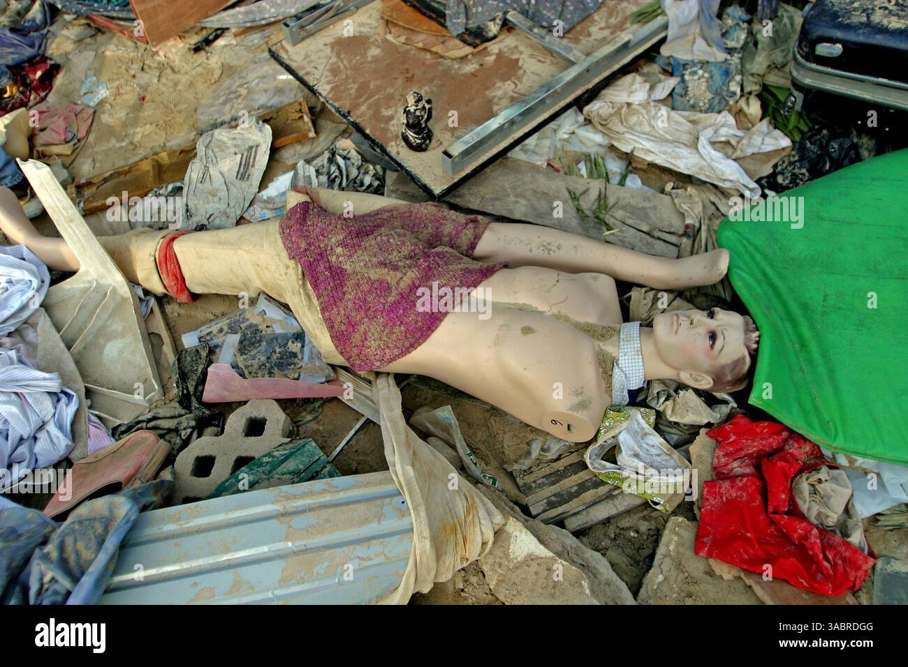 Dec 29, 2004 - Phuket, Thailand - Phuket struggles to pick up the ...