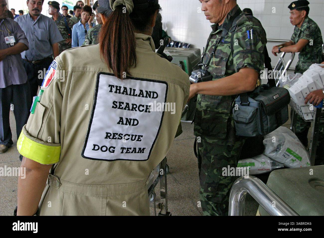 Dec 29, 2004 - Phuket, Thailand - Phuket struggles to pick up the ...