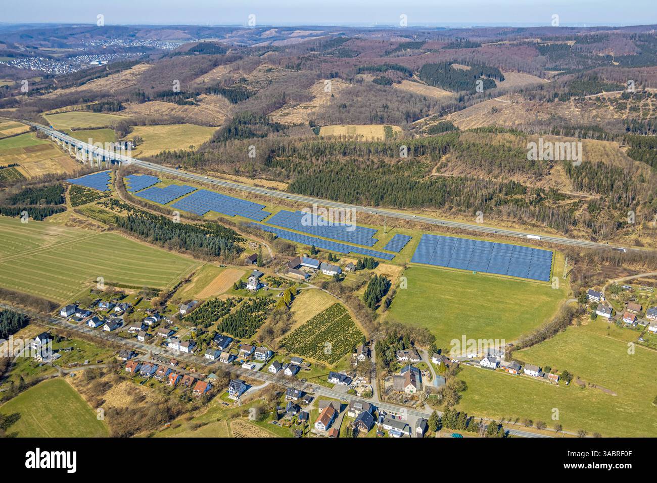 Luftbild, Solarpark an der Autobahn A46 bei Stockhausen, Waldgebiet mit ...