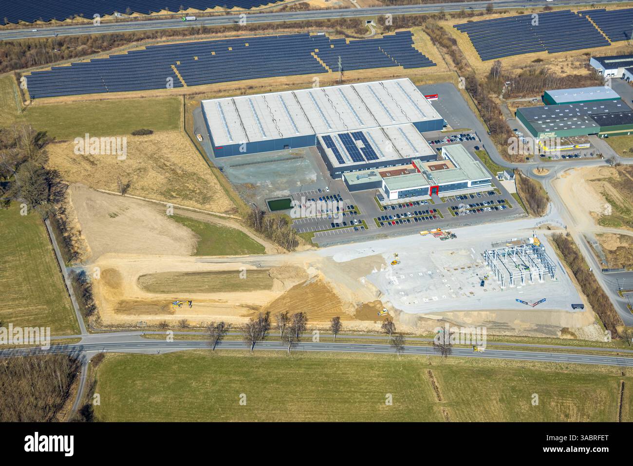 Luftbild, Gewerbegebiet Enste mit Bürger-Solarpark an der Autobahn A46 ...