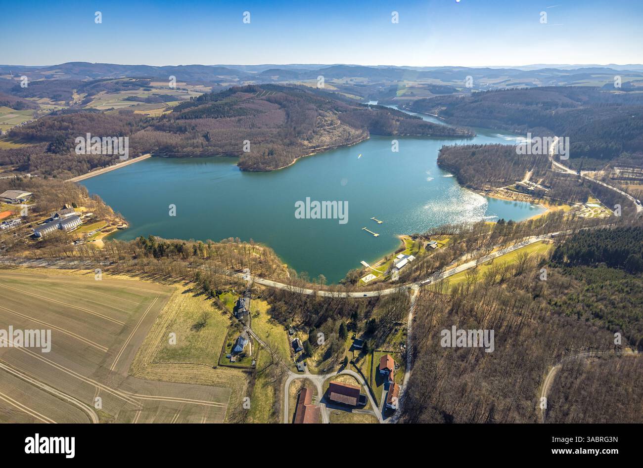 Luftbild, Hennesee Hennetalsperre mit Staumauer, Waldgebiet und ...