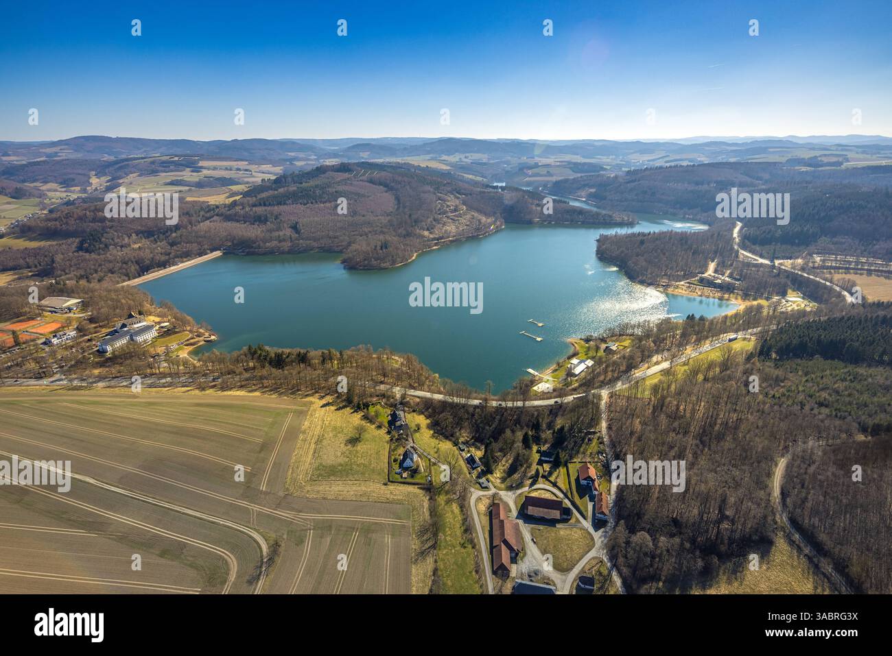 Luftbild, Hennesee Hennetalsperre mit Staumauer, Waldgebiet und ...