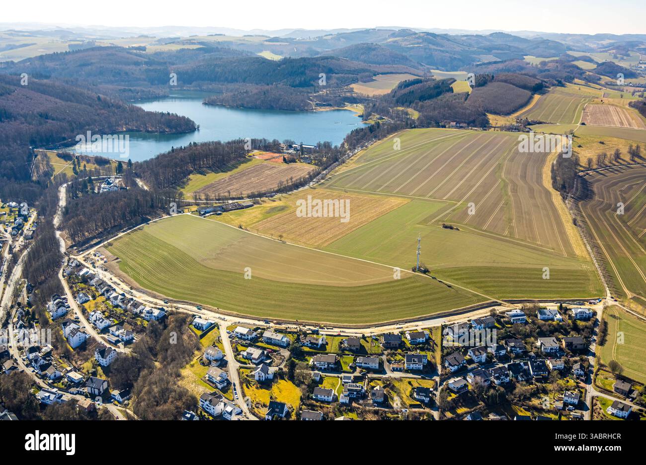 Luftbild, Hennesee Talsperre mit Waldgebiet und Hügellandschaft, Wiesen ...