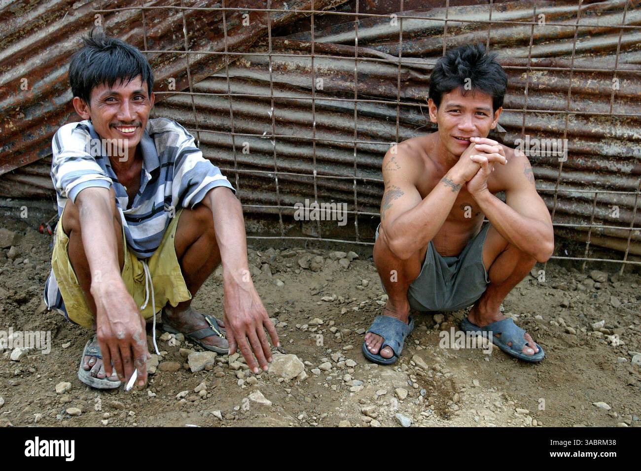Apr 19, 2004 - Manila, PHILIPPINES - Residents pass time near their ...