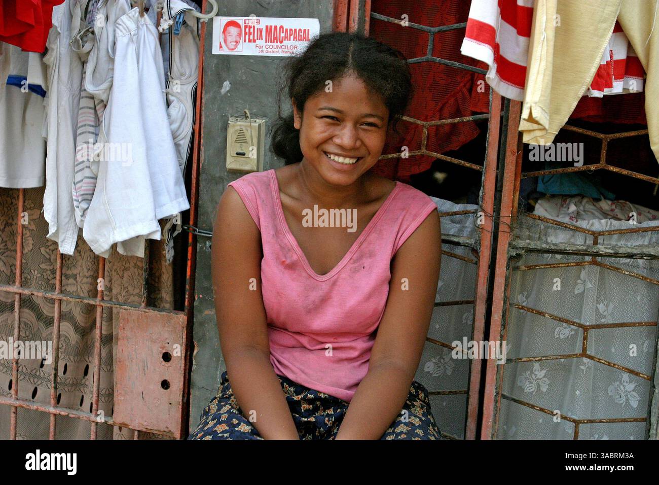 Apr 19, 2004 - Manila, PHILIPPINES - Residents pass time near their ...