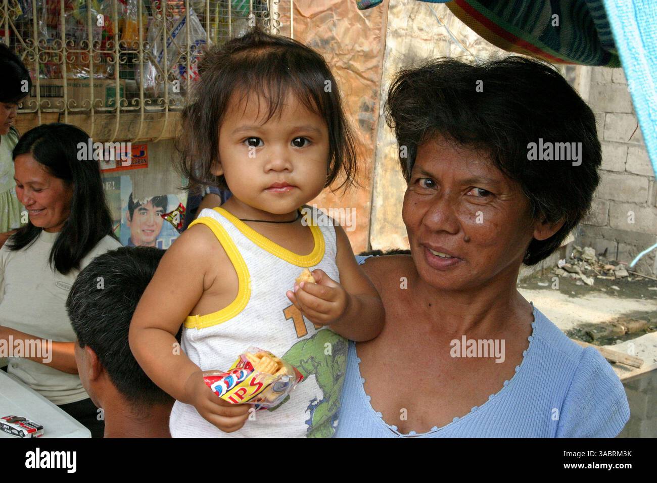 Apr 19, 2004 - Manila, PHILIPPINES - Residents pass time near their ...