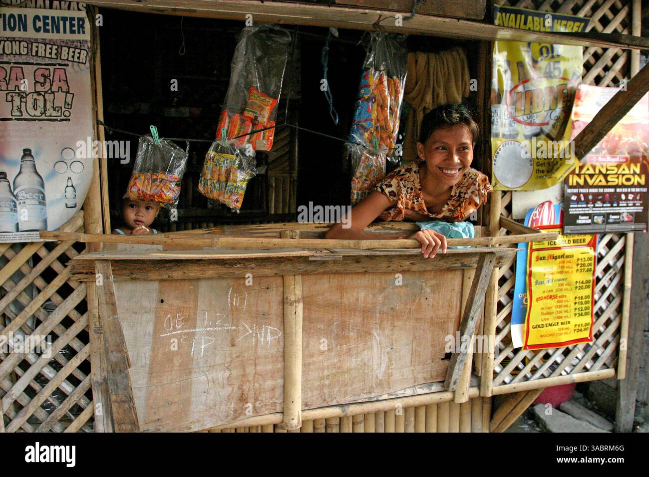 Apr 19, 2004 - Manila, PHILIPPINES - Vendors wait for costomers in ...