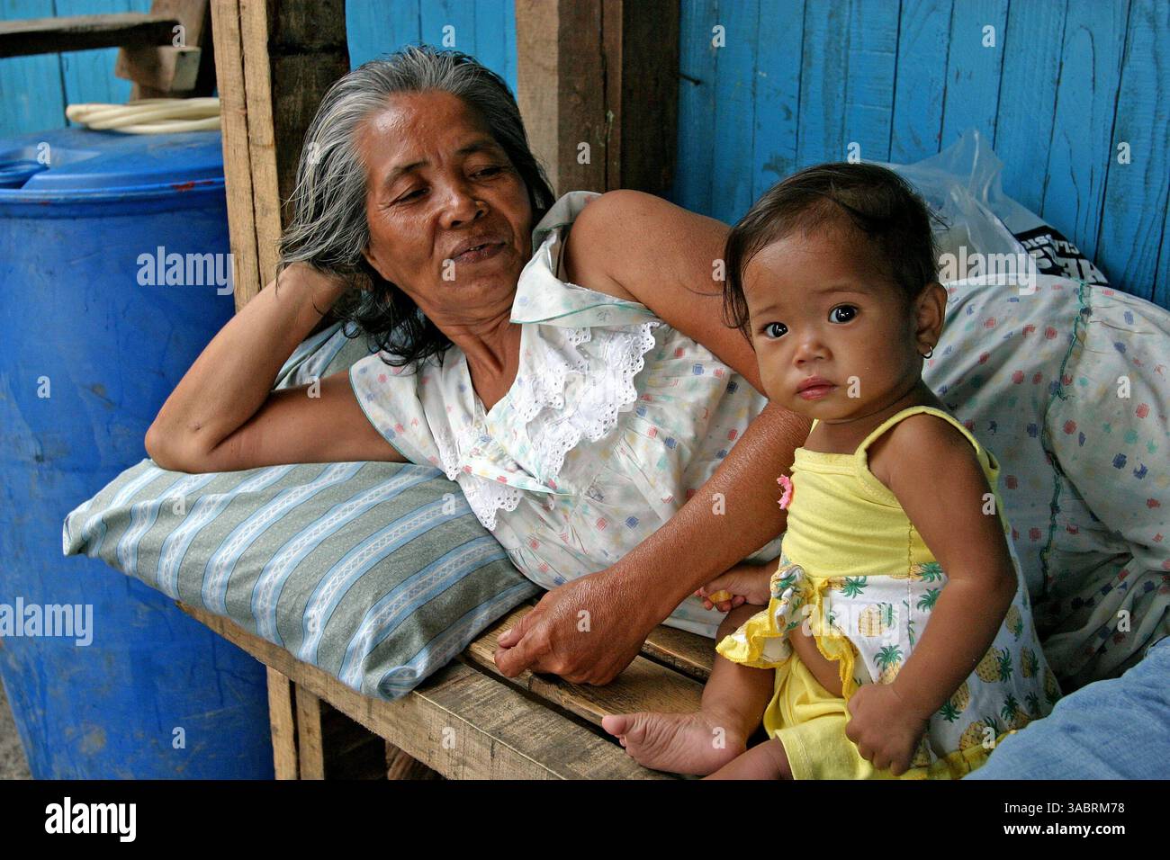Apr 19, 2004 - Manila, PHILIPPINES - Residents pass time near their ...