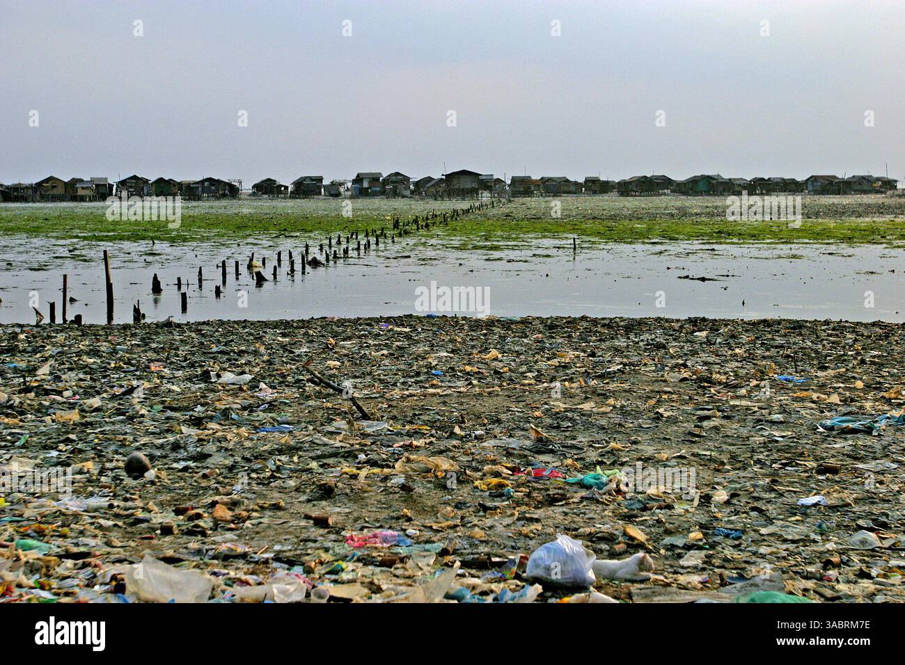 Shacks in slums manila hi-res stock photography and images - Alamy