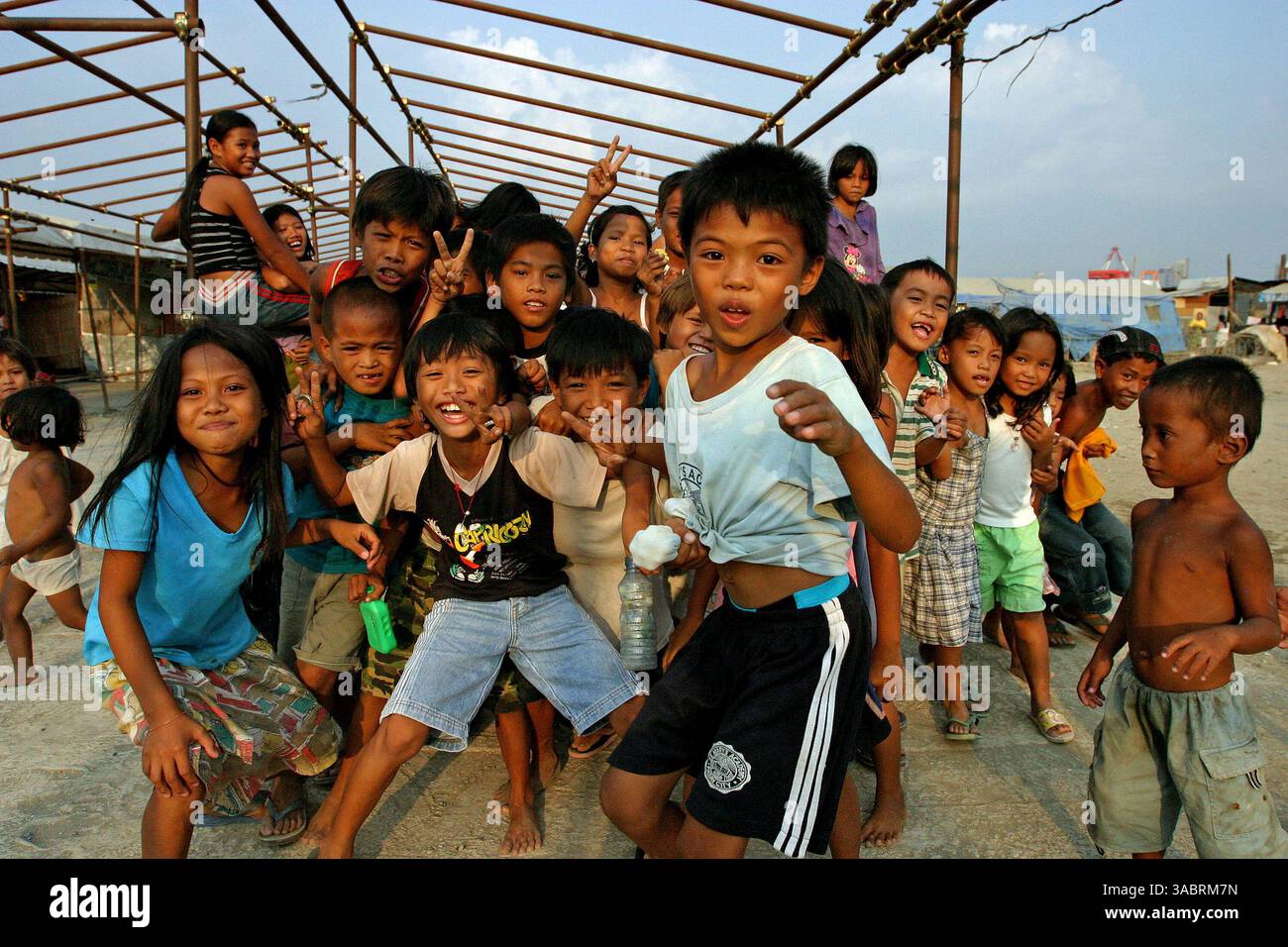 Apr 19, 2004 - Manila, PHILIPPINES - Children, anable to afford school ...
