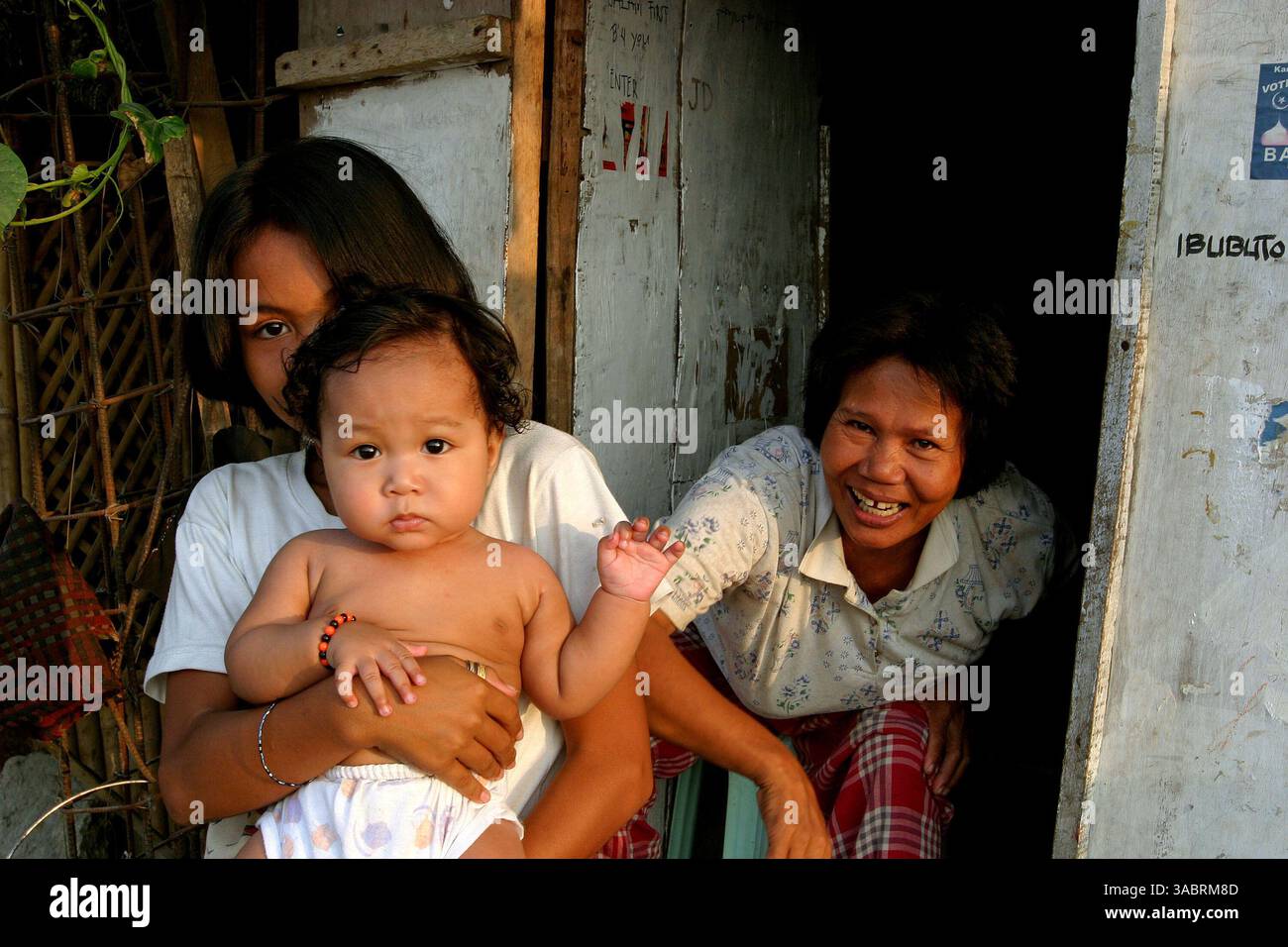 Apr 19, 2004 - Manila, PHILIPPINES - Residents pass time near their ...