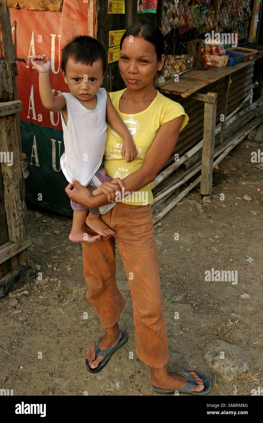 Apr 19, 2004 - Manila, PHILIPPINES - Residents pass time near their ...