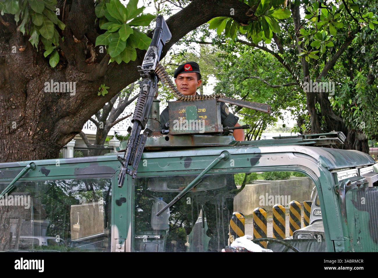 Apr 29, 2004 - Manila, PHILIPPINES - Guards armed with machine guns ...