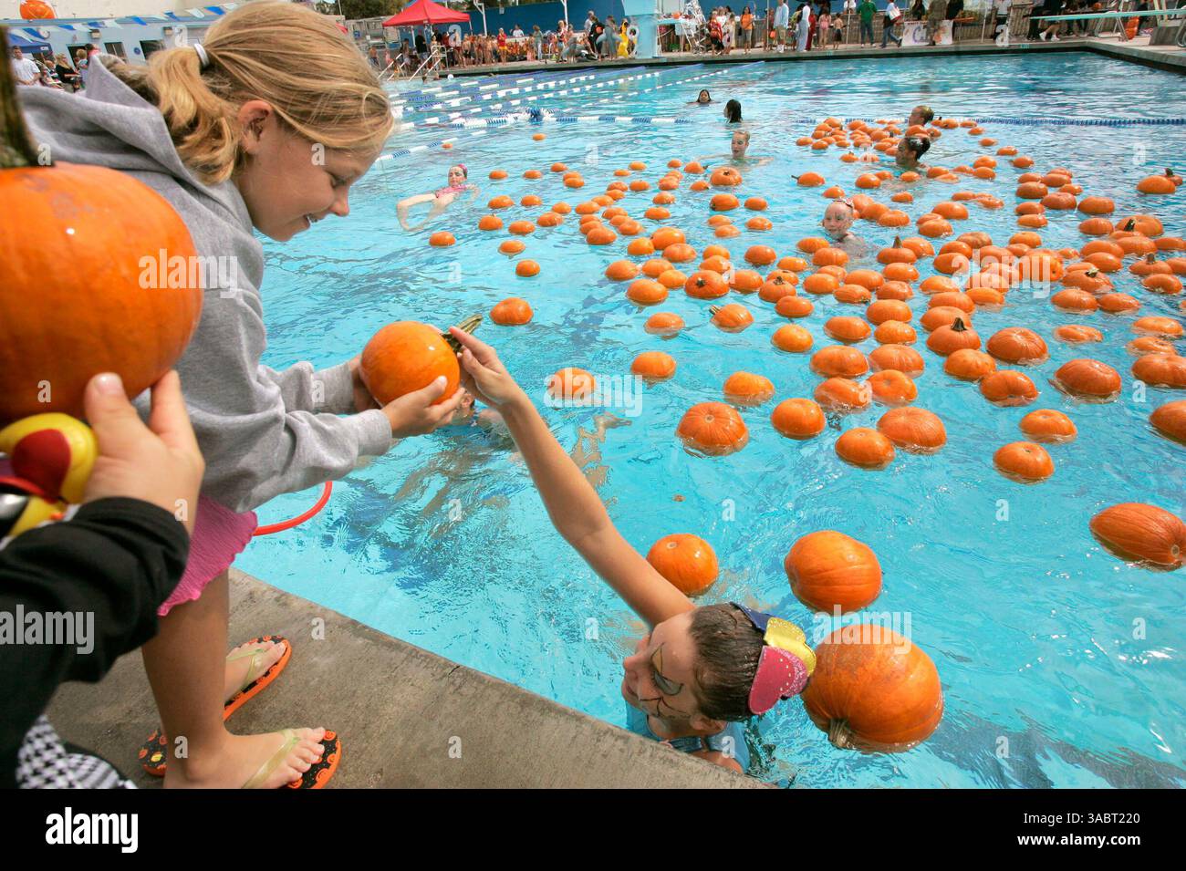Synchro swimmer hi-res stock photography and images - Alamy