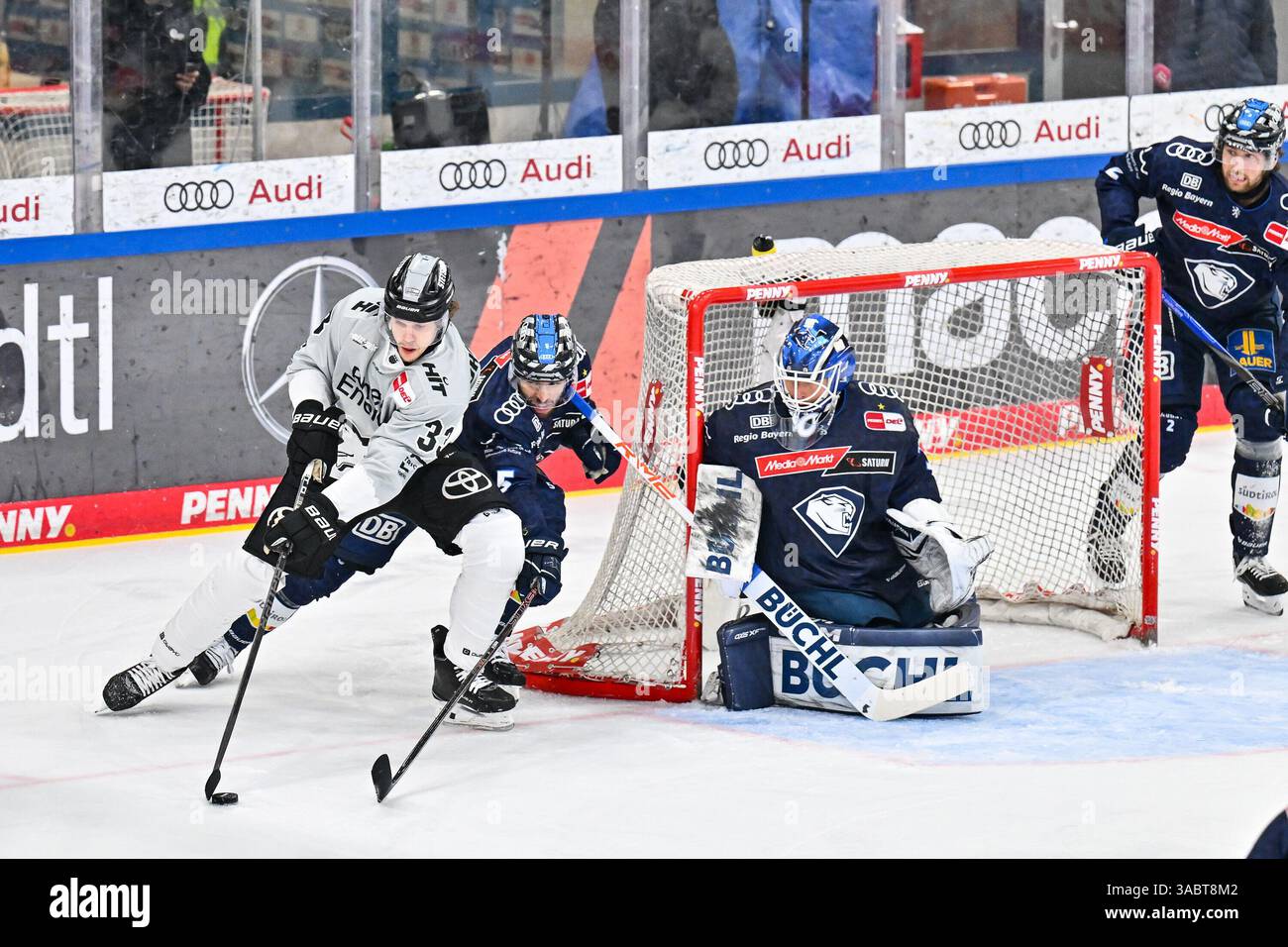 im Duell Tim WOHLGEMUTH (Koelner Haie 33) und Fabio WAGNER (ERC ...