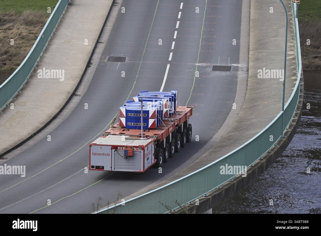 Heavy-duty bridge test Load test on the closed Elbe bridge in Bad ...