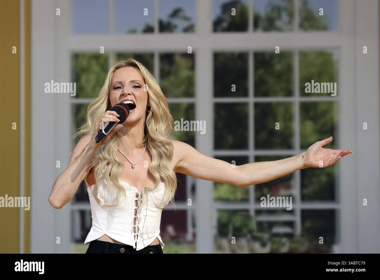 Melissa Naschenweng (singer / artist) in the ARD TV programme Immer ...