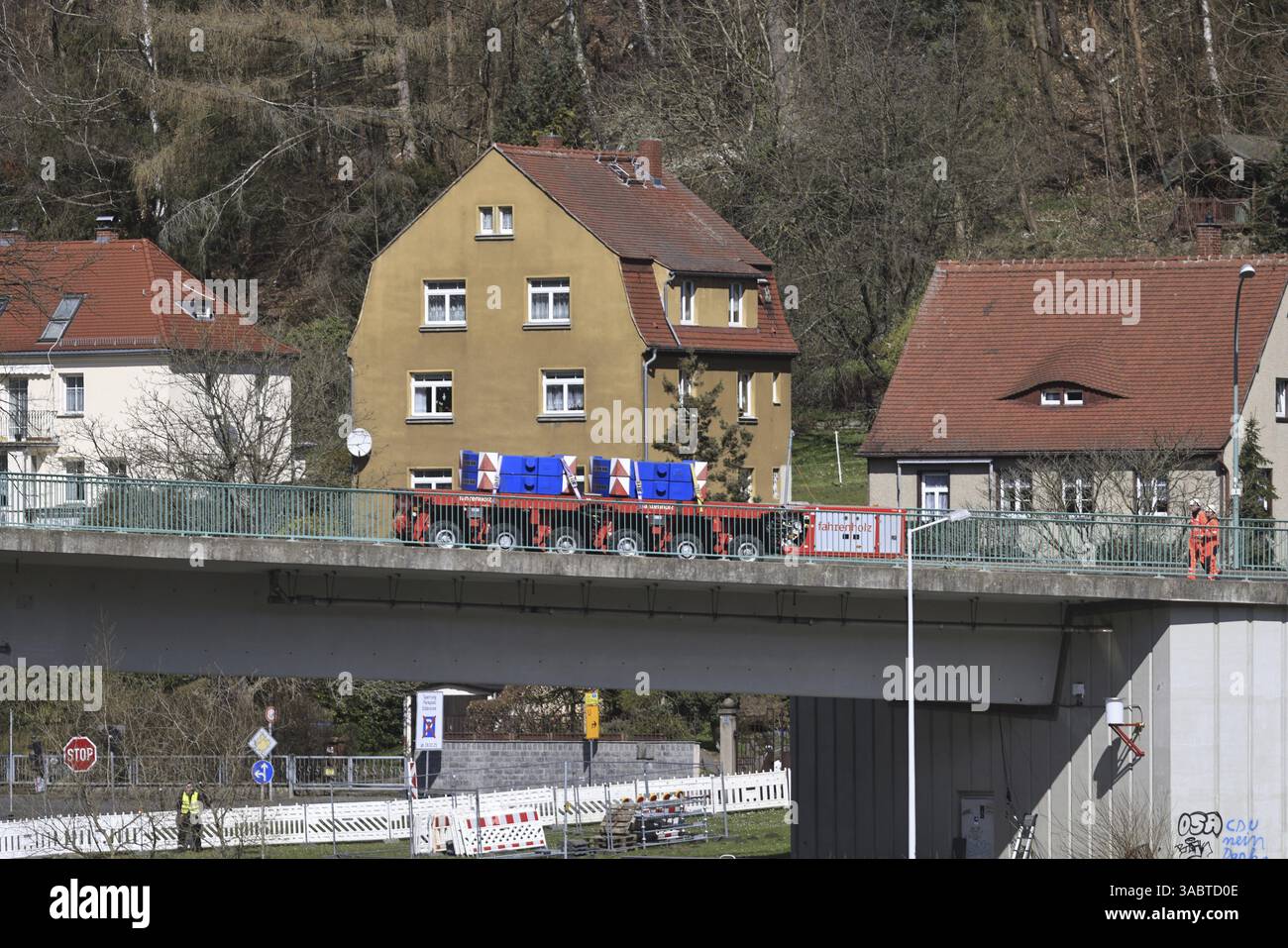 Heavy-duty bridge test Load test on the closed Elbe bridge in Bad ...