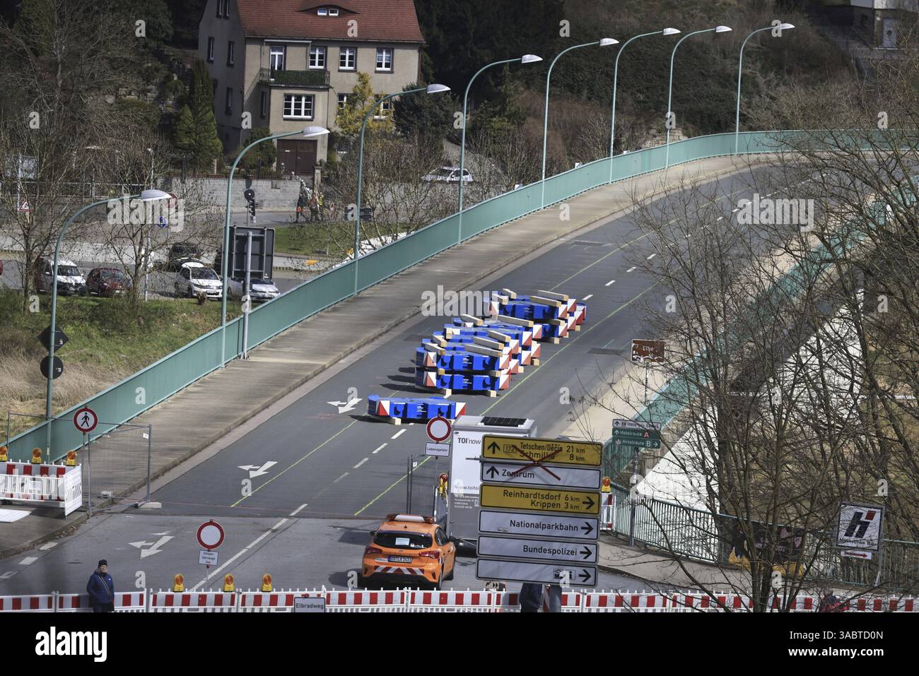Heavy-duty bridge test Load test on the closed Elbe bridge in Bad ...