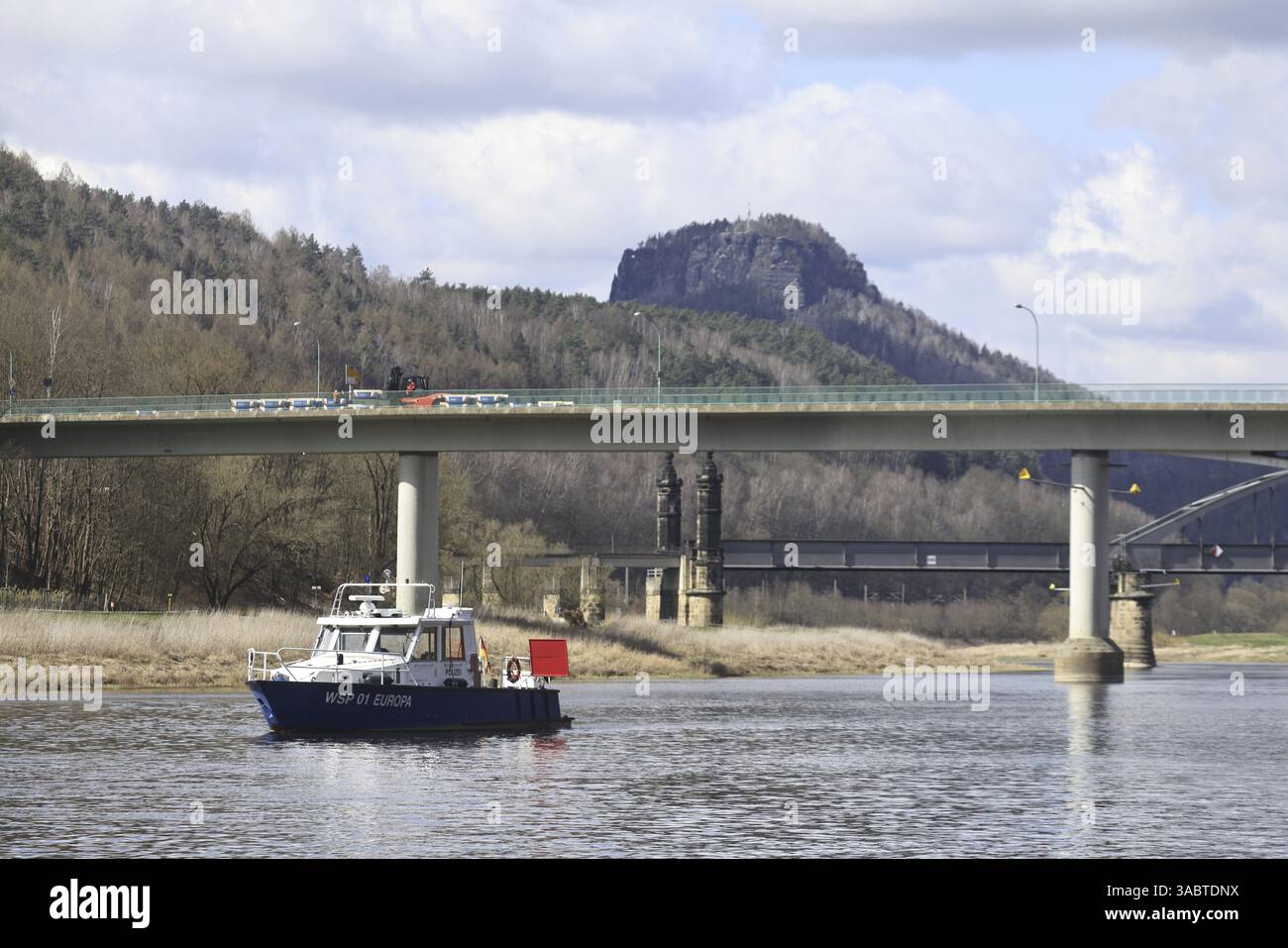 Heavy-duty bridge test Load test on the closed Elbe bridge in Bad ...