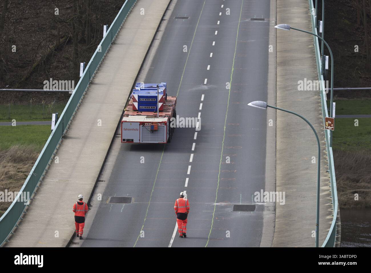 Heavy-duty bridge test Load test on the closed Elbe bridge in Bad ...