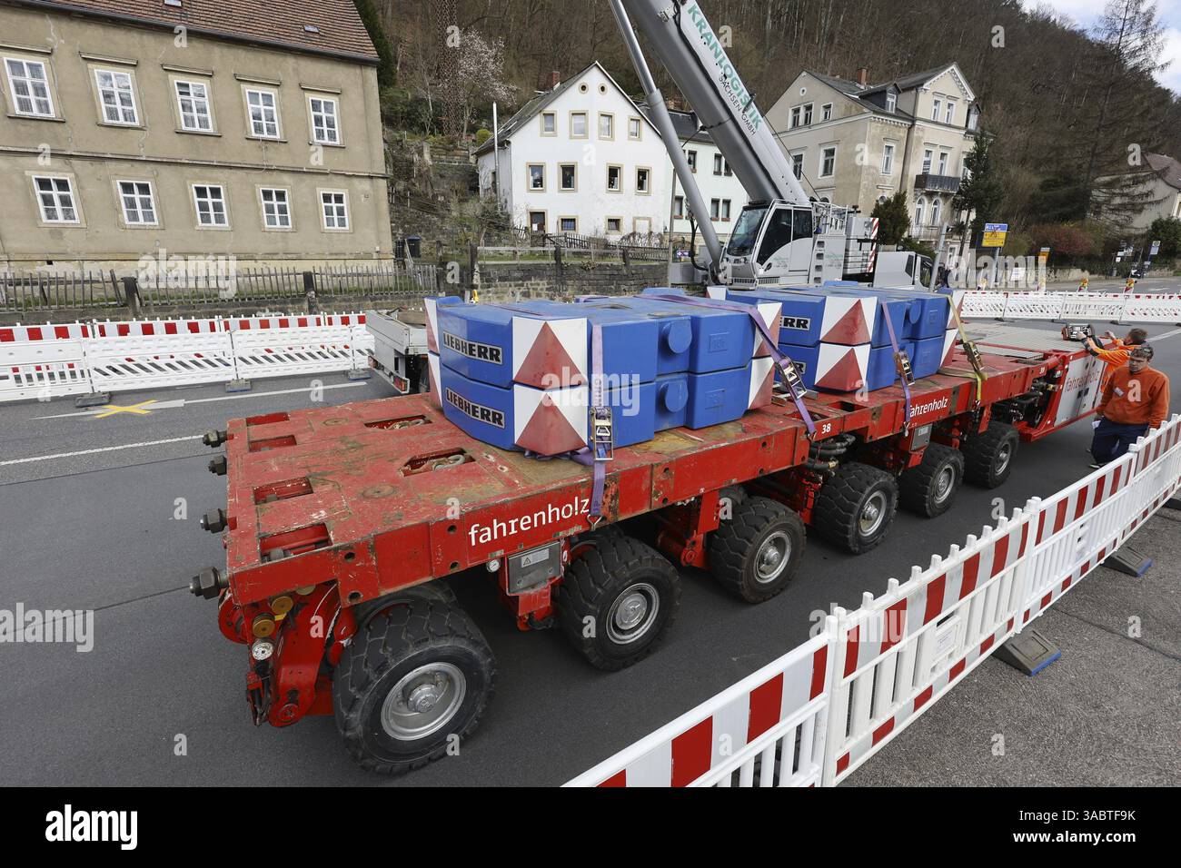 Heavy-duty bridge test Load test on the closed Elbe bridge in Bad ...