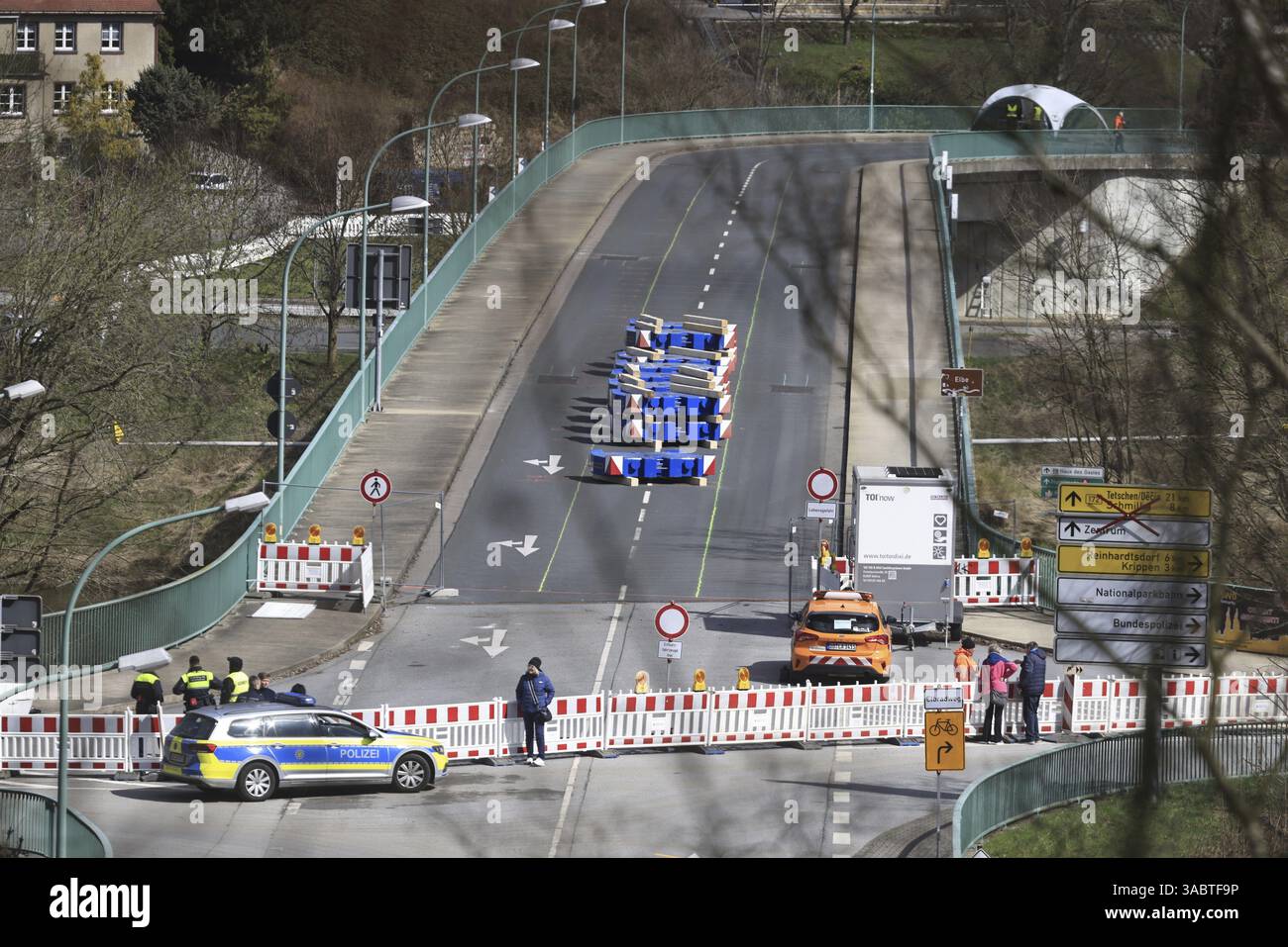 Heavy-duty bridge test Load test on the closed Elbe bridge in Bad ...