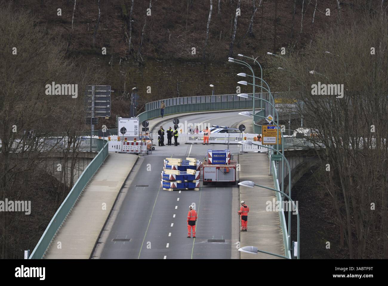 Heavy-duty bridge test Load test on the closed Elbe bridge in Bad ...