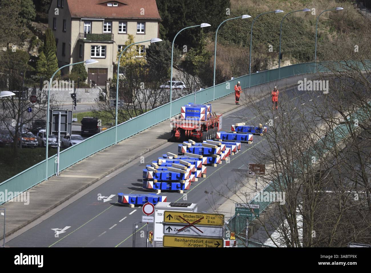 Heavy-duty bridge test Load test on the closed Elbe bridge in Bad ...