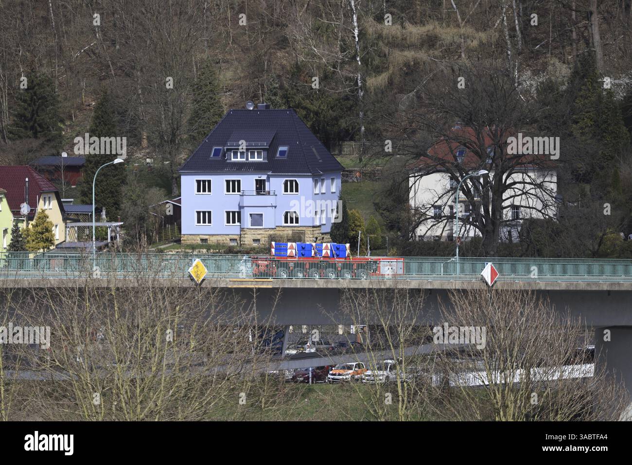 Heavy-duty bridge test Load test on the closed Elbe bridge in Bad ...