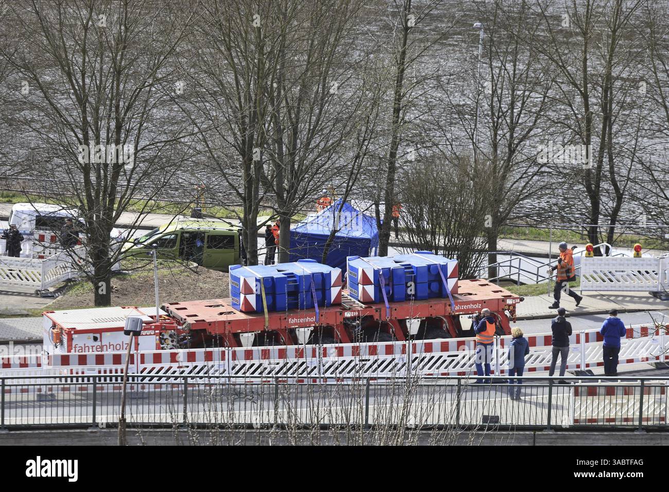 Heavy-duty bridge test Load test on the closed Elbe bridge in Bad ...