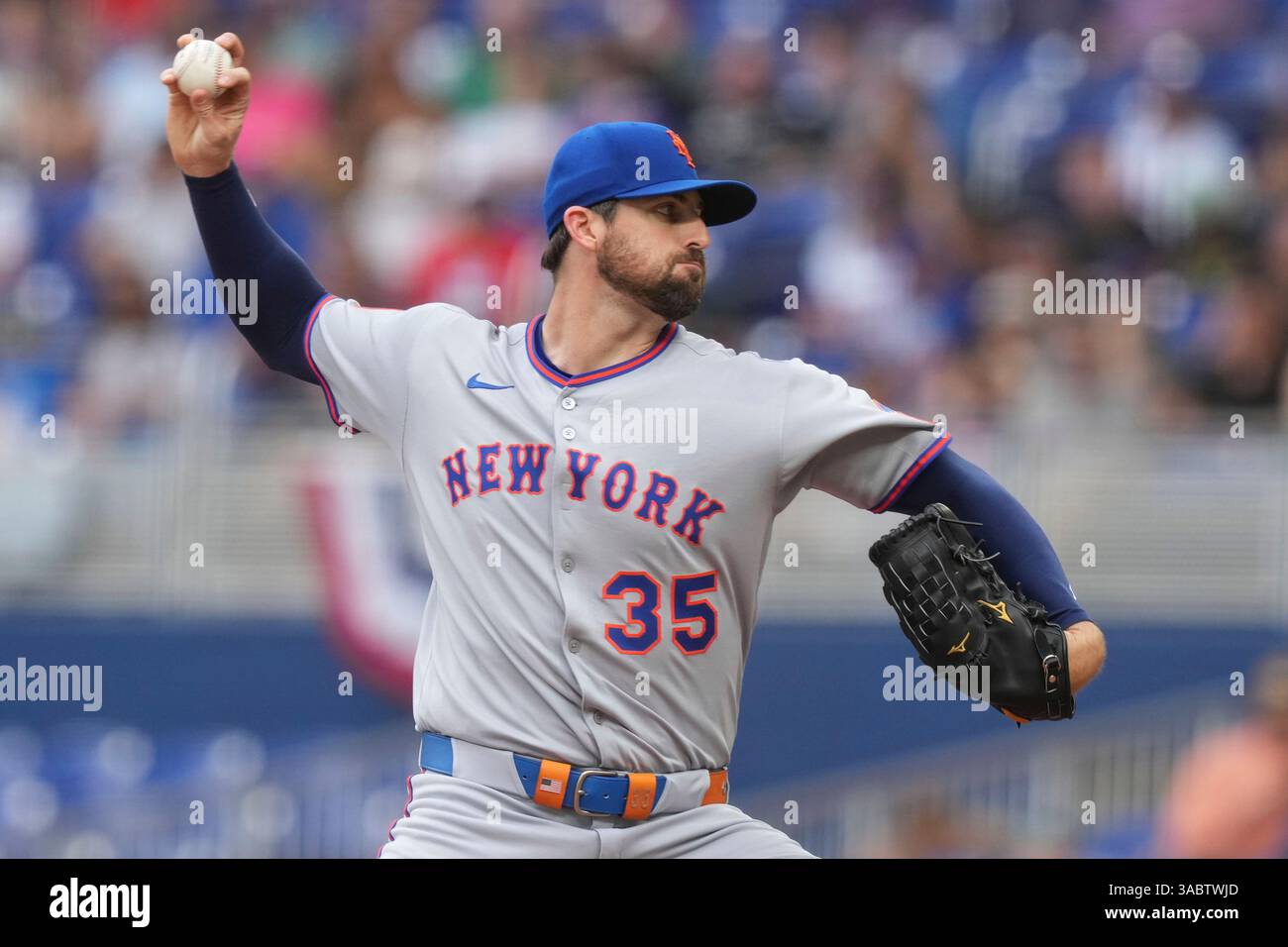 New York Mets starting pitcher Clay Holmes (35) throws during the first ...