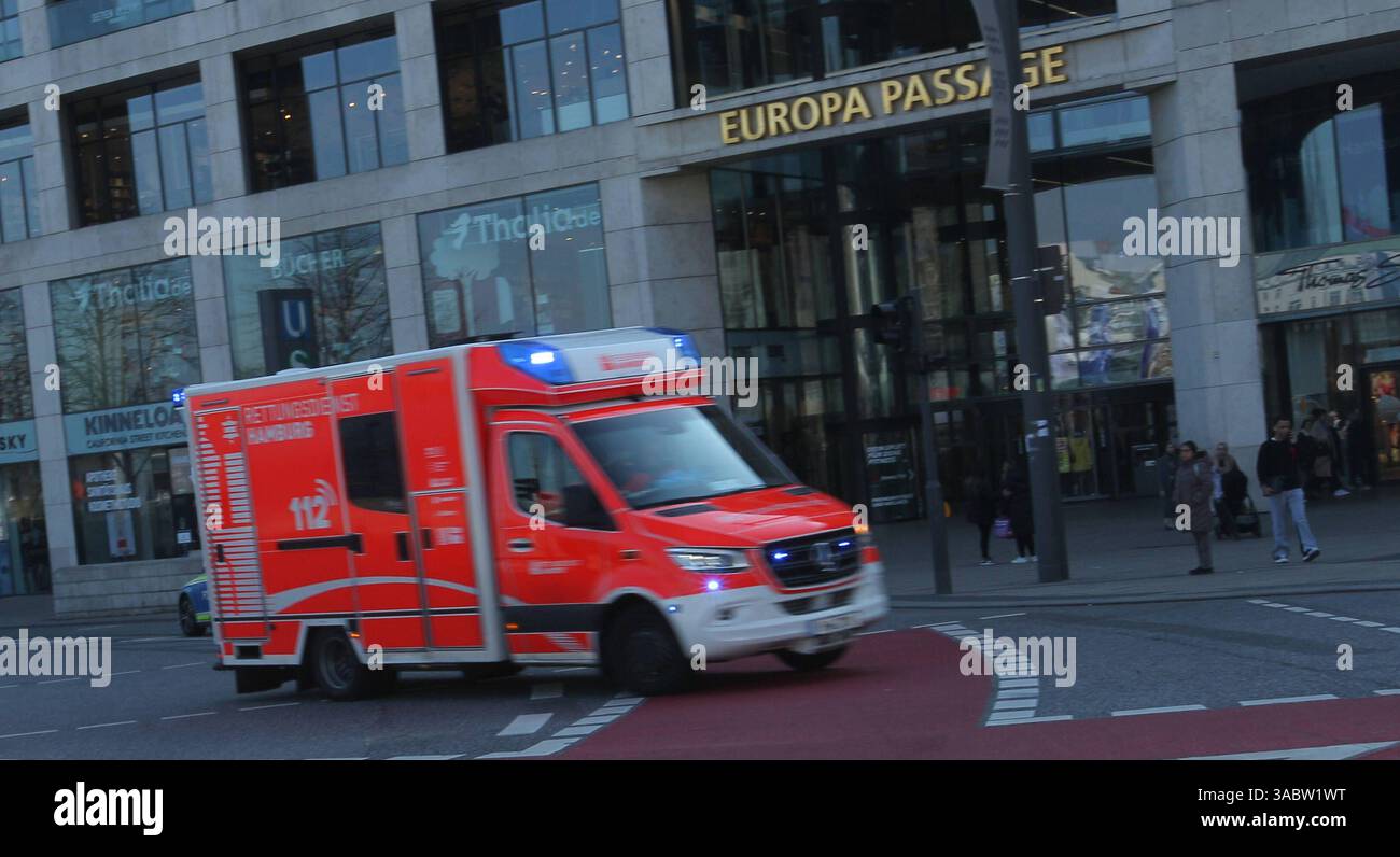 Ein Rettungswagen der Hamburger Feuerwehr rast mit Blaulicht am Einkaufszentrum Europa Passage ...
