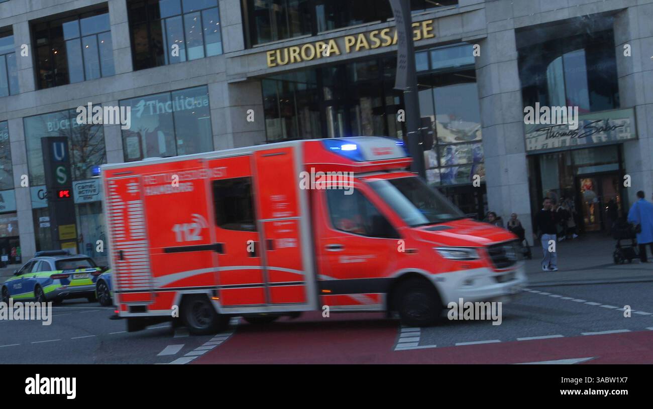 Ein Rettungswagen der Hamburger Feuerwehr rast mit Blaulicht am Einkaufszentrum Europa Passage ...